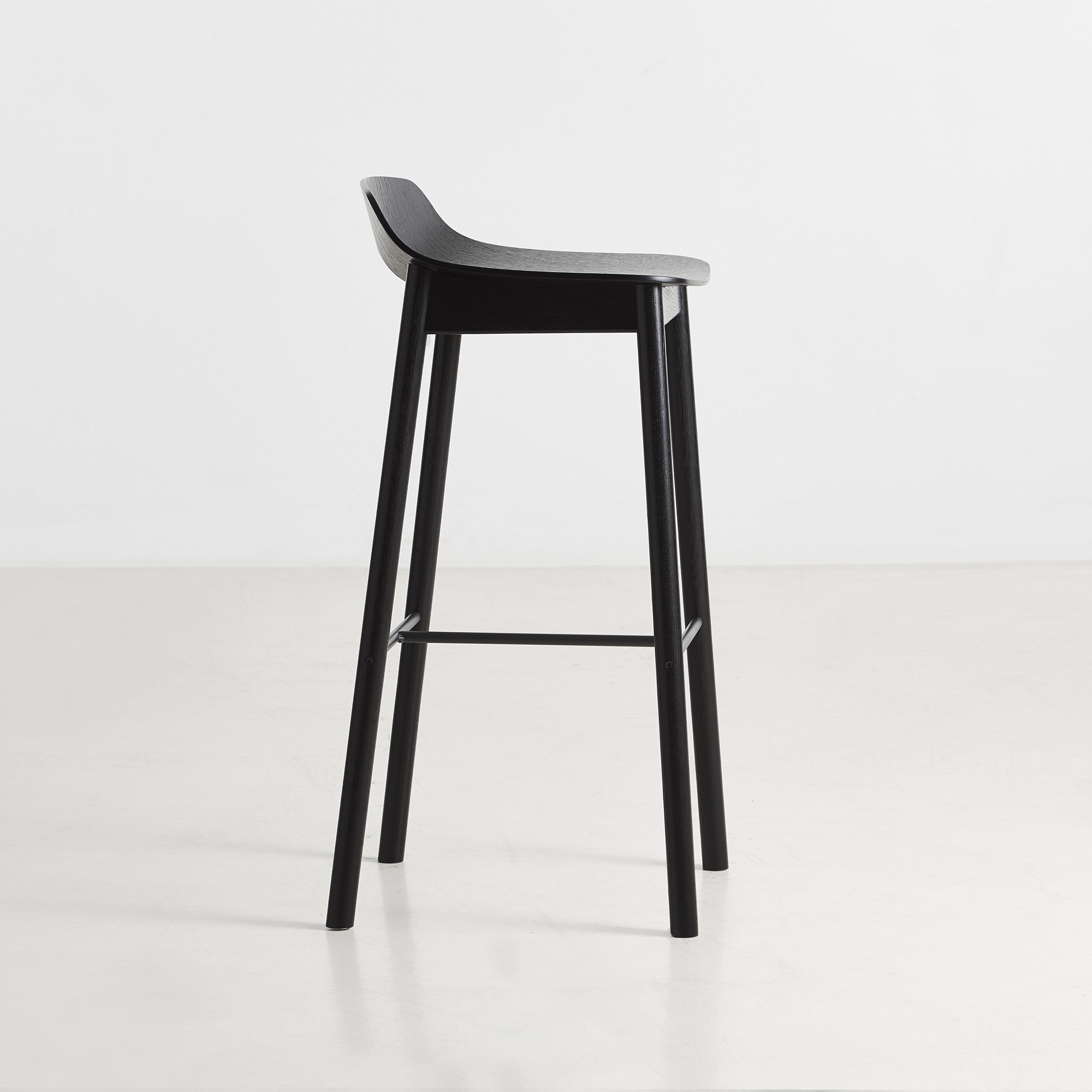 Barstuhl mit Lehne MONO BAR STOOL von WOUD I HolzDesignPur